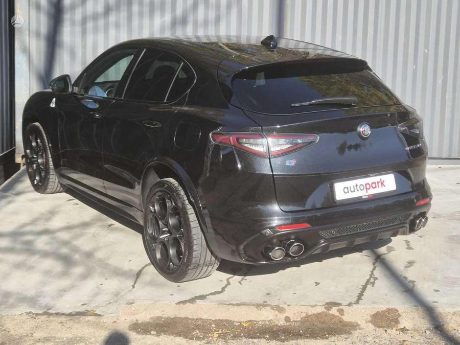 Melns Alfa Romeo Stelvio 2023 Viļņa, ar dzinēja tilpumu 2.89 L un nobraukumu 90 tūkst. km par 45900 €, foto 4 vietnē AUTOMOTO.COM.LV