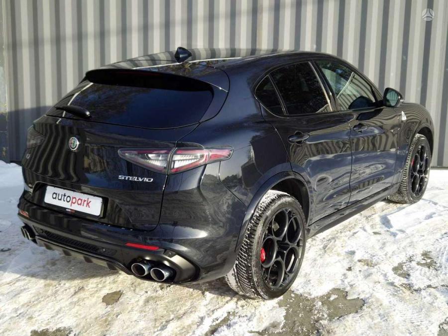 Black Alfa Romeo Stelvio 2023 in Vilnius, with an engine capacity of 2.89 L and mileage of 93 thousand km for 45900 €, photo 3 on AUTOMOTO.COM.LV
