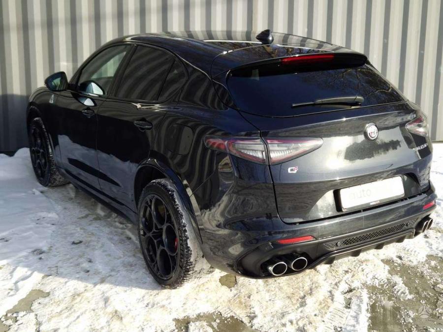 Black Alfa Romeo Stelvio 2023 in Vilnius, with an engine capacity of 2.89 L and mileage of 93 thousand km for 45900 €, photo 4 on AUTOMOTO.COM.LV