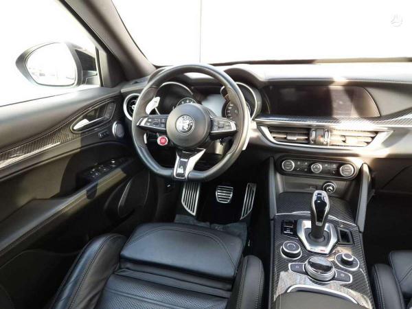 Melns Alfa Romeo Stelvio 2023 Viļņa, ar dzinēja tilpumu 2.89 L un nobraukumu 93 tūkst. km par 45900 €, foto 6 vietnē AUTOMOTO.COM.LV