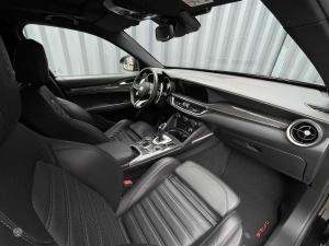Melns Alfa Romeo Stelvio 2023 Viļņa, ar dzinēja tilpumu 2.89 L un nobraukumu 93 tūkst. km par 43500 €, foto 14 vietnē AUTOMOTO.COM.LV