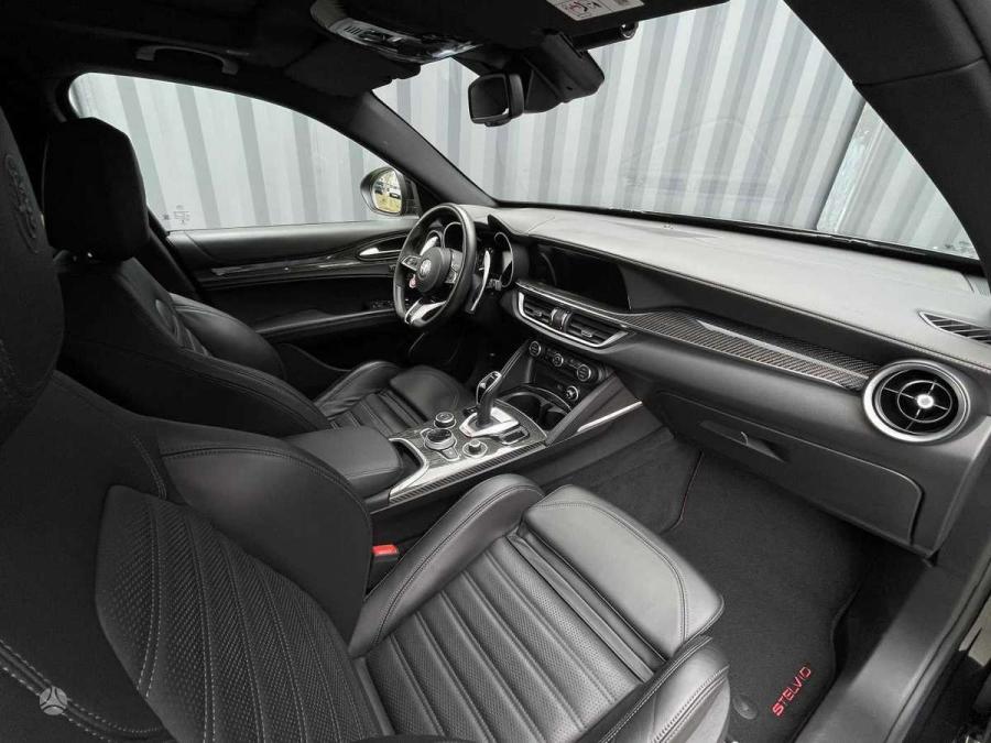 Melns Alfa Romeo Stelvio 2023 Viļņa, ar dzinēja tilpumu 2.89 L un nobraukumu 93 tūkst. km par 43500 €, foto 14 vietnē AUTOMOTO.COM.LV