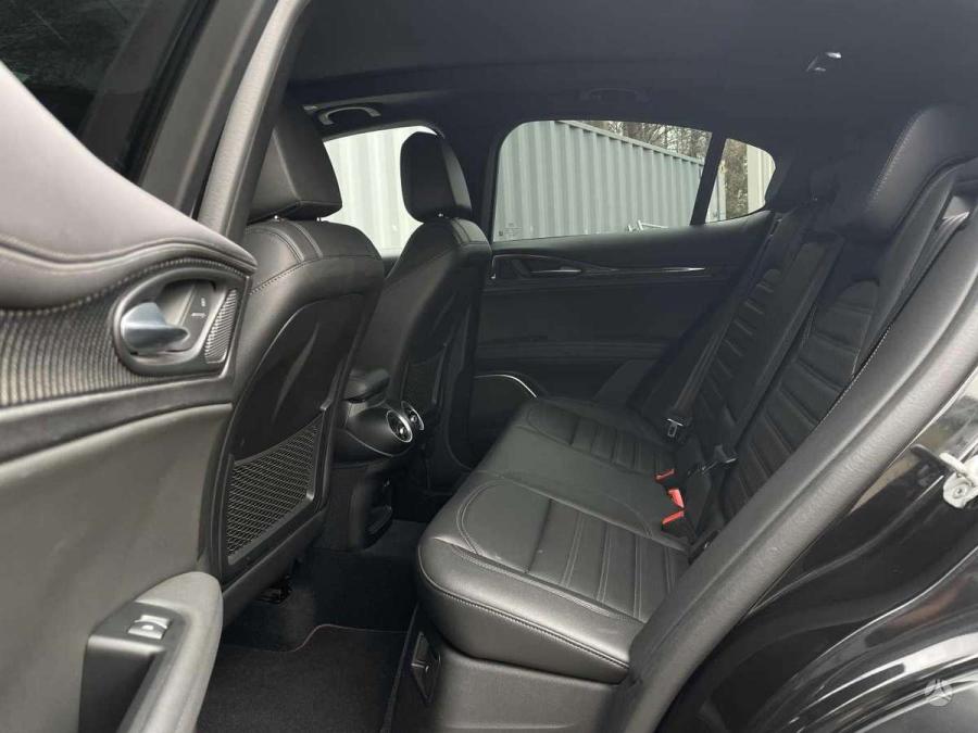 Melns Alfa Romeo Stelvio 2023 Viļņa, ar dzinēja tilpumu 2.89 L un nobraukumu 93 tūkst. km par 43500 €, foto 16 vietnē AUTOMOTO.COM.LV