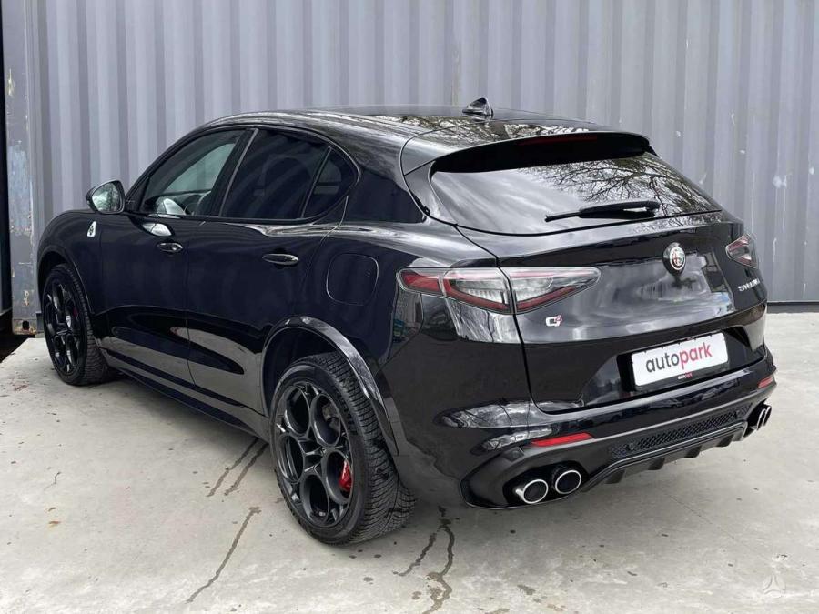 Melns Alfa Romeo Stelvio 2023 Viļņa, ar dzinēja tilpumu 2.89 L un nobraukumu 93 tūkst. km par 43500 €, foto 6 vietnē AUTOMOTO.COM.LV
