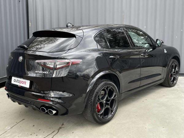 Melns Alfa Romeo Stelvio 2023 Viļņa, ar dzinēja tilpumu 2.89 L un nobraukumu 93 tūkst. km par 43500 €, foto 6 vietnē AUTOMOTO.COM.LV