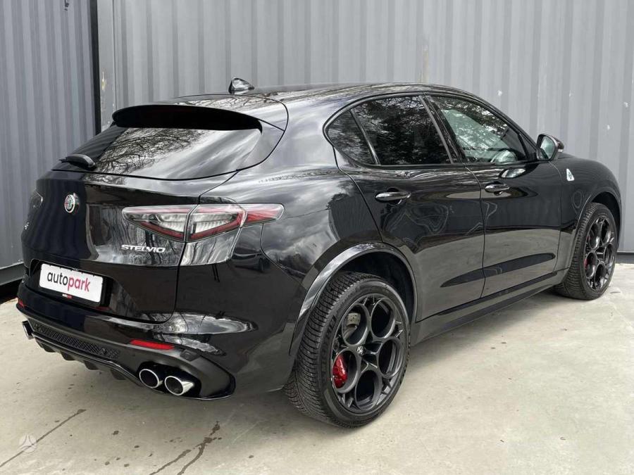 Melns Alfa Romeo Stelvio 2023 Viļņa, ar dzinēja tilpumu 2.89 L un nobraukumu 93 tūkst. km par 43500 €, foto 7 vietnē AUTOMOTO.COM.LV