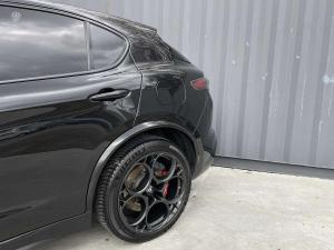 Melns Alfa Romeo Stelvio 2023 Viļņa, ar dzinēja tilpumu 2.89 L un nobraukumu 93 tūkst. km par 43500 €, foto 9 vietnē AUTOMOTO.COM.LV