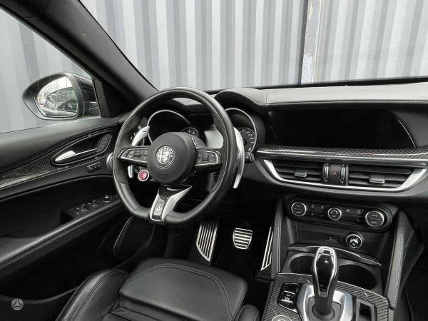 Melns Alfa Romeo Stelvio 2023 Viļņa, ar dzinēja tilpumu 2.89 L un nobraukumu 93 tūkst. km par 43500 €, foto 9 vietnē AUTOMOTO.COM.LV
