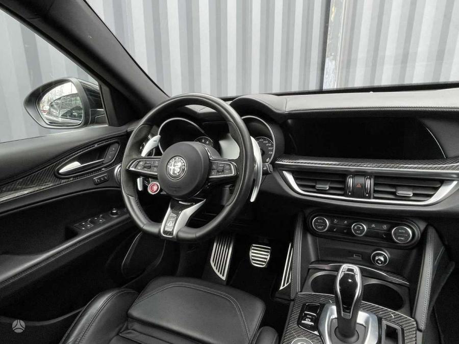Melns Alfa Romeo Stelvio 2023 Viļņa, ar dzinēja tilpumu 2.89 L un nobraukumu 93 tūkst. km par 43500 €, foto 10 vietnē AUTOMOTO.COM.LV