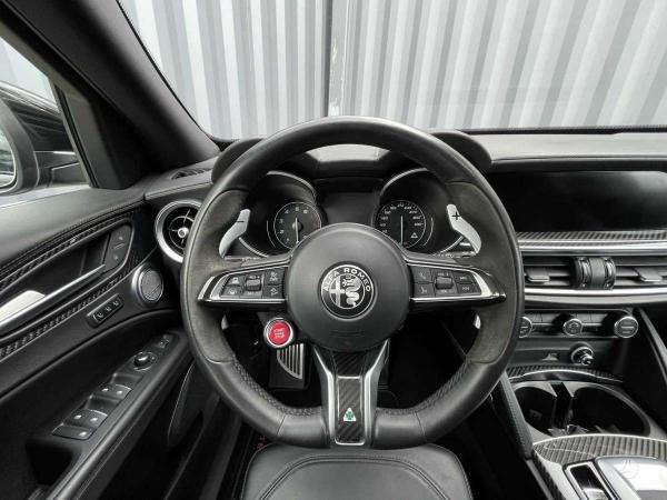 Melns Alfa Romeo Stelvio 2023 Viļņa, ar dzinēja tilpumu 2.89 L un nobraukumu 93 tūkst. km par 43500 €, foto 10 vietnē AUTOMOTO.COM.LV