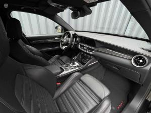 Melns Alfa Romeo Stelvio 2023 Viļņa, ar dzinēja tilpumu 2.89 L un nobraukumu 93 tūkst. km par 43500 €, foto 14 vietnē AUTOMOTO.COM.LV