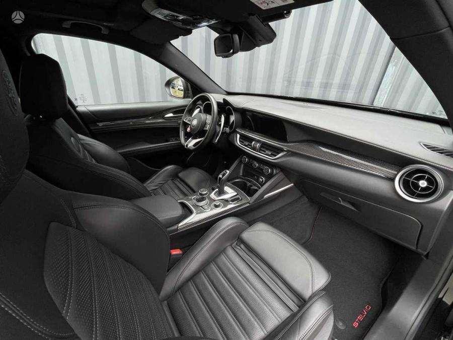 Melns Alfa Romeo Stelvio 2023 Viļņa, ar dzinēja tilpumu 2.89 L un nobraukumu 93 tūkst. km par 43500 €, foto 14 vietnē AUTOMOTO.COM.LV