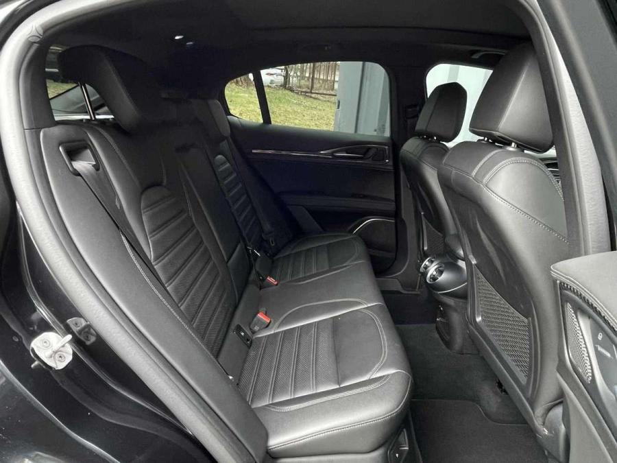 Melns Alfa Romeo Stelvio 2023 Viļņa, ar dzinēja tilpumu 2.89 L un nobraukumu 93 tūkst. km par 43500 €, foto 15 vietnē AUTOMOTO.COM.LV
