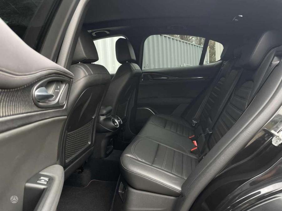 Melns Alfa Romeo Stelvio 2023 Viļņa, ar dzinēja tilpumu 2.89 L un nobraukumu 93 tūkst. km par 43500 €, foto 16 vietnē AUTOMOTO.COM.LV