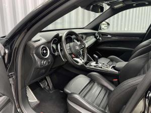 Melns Alfa Romeo Stelvio 2023 Viļņa, ar dzinēja tilpumu 2.89 L un nobraukumu 93 tūkst. km par 43500 €, foto 18 vietnē AUTOMOTO.COM.LV