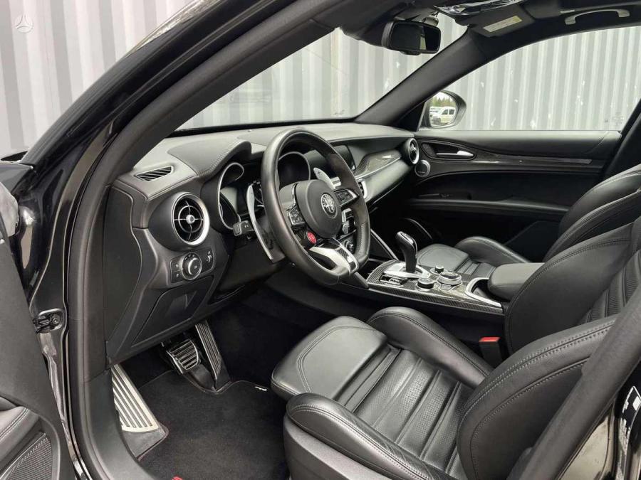 Melns Alfa Romeo Stelvio 2023 Viļņa, ar dzinēja tilpumu 2.89 L un nobraukumu 93 tūkst. km par 43500 €, foto 18 vietnē AUTOMOTO.COM.LV