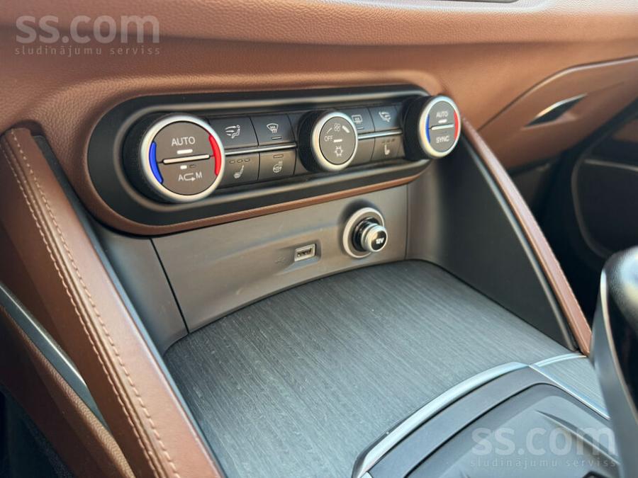 Zils Alfa Romeo Stelvio 2017 Rīga, ar dzinēja tilpumu 2.20 L un nobraukumu 106 tūkst. km par 19900 €, foto 24 vietnē AUTOMOTO.COM.LV