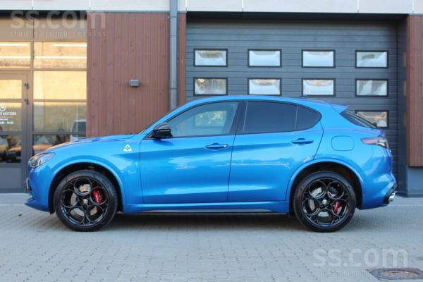 Blue Alfa Romeo Stelvio 2024 in Riga, with an engine capacity of 2.90 L and mileage of 40 thousand km for 68580 €, photo 4 on AUTOMOTO.COM.LV
