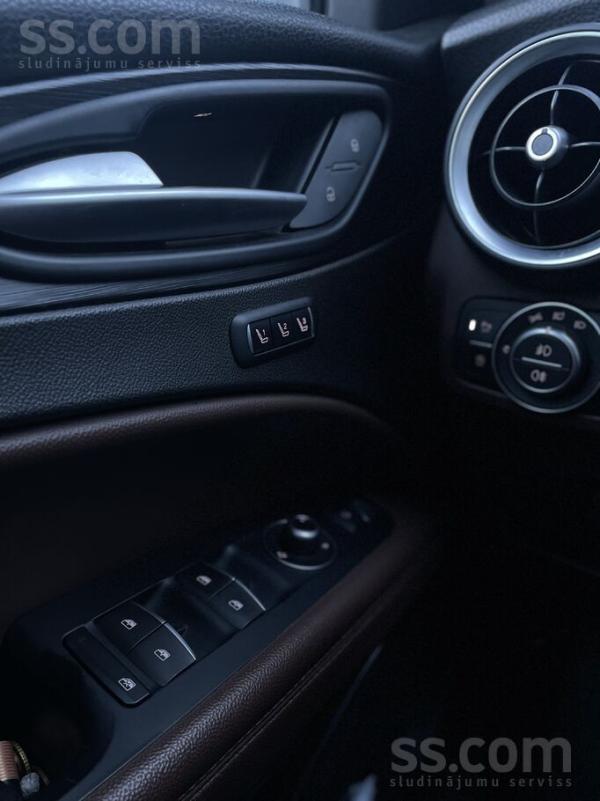 Brown Alfa Romeo Stelvio 2018 in Riga, with an engine capacity of 2.20 L and mileage of 195 thousand km for 16500 €, photo 8 on AUTOMOTO.COM.LV