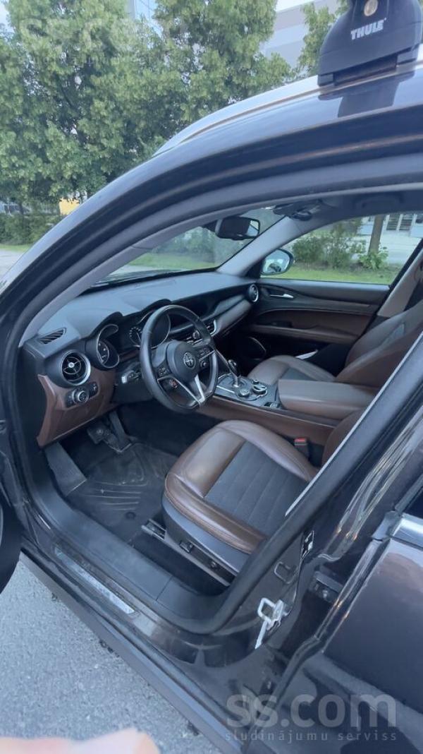 Brown Alfa Romeo Stelvio 2018 in Riga, with an engine capacity of 2.20 L and mileage of 195 thousand km for 16500 €, photo 9 on AUTOMOTO.COM.LV
