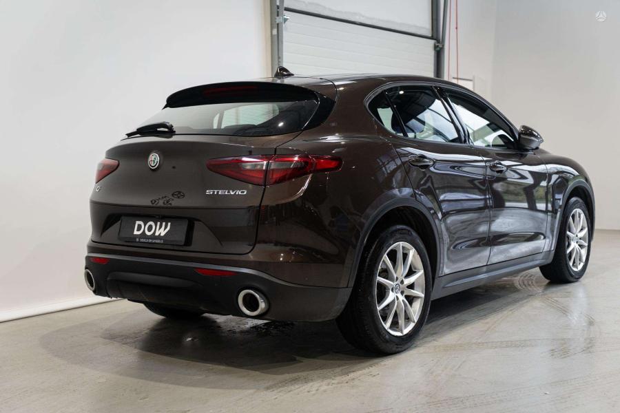 Brūns Alfa Romeo Stelvio 2020 Viļņa, ar dzinēja tilpumu 2.00 L un nobraukumu 49 tūkst. km par 23900 €, foto 6 vietnē AUTOMOTO.COM.LV
