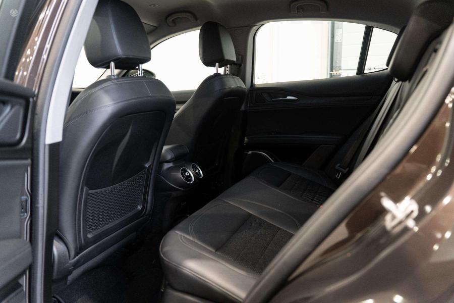 Brūns Alfa Romeo Stelvio 2020 Viļņa, ar dzinēja tilpumu 2.00 L un nobraukumu 49 tūkst. km par 23900 €, foto 18 vietnē AUTOMOTO.COM.LV