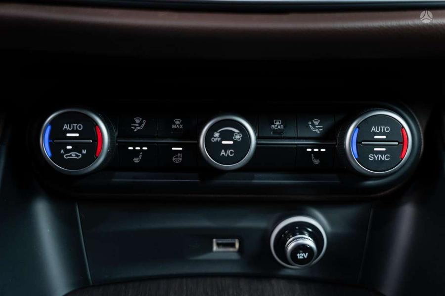 Zaļš Alfa Romeo Stelvio 2021 Viļņa, ar dzinēja tilpumu 2.00 L un nobraukumu 100 tūkst. km par 27500 €, foto 28 vietnē AUTOMOTO.COM.LV