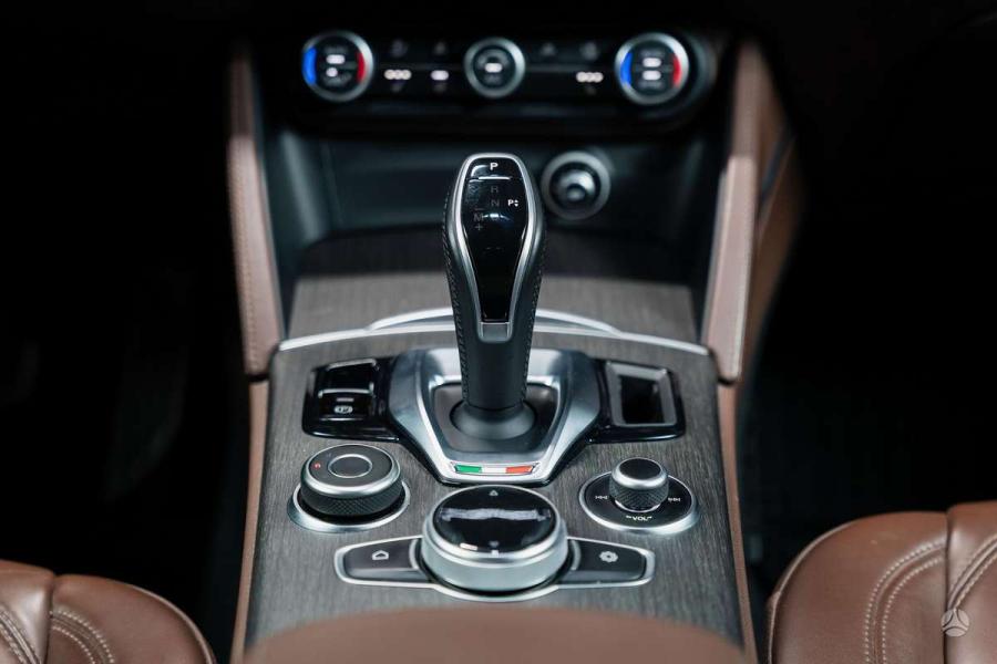 Zaļš Alfa Romeo Stelvio 2021 Viļņa, ar dzinēja tilpumu 2.00 L un nobraukumu 100 tūkst. km par 27500 €, foto 29 vietnē AUTOMOTO.COM.LV