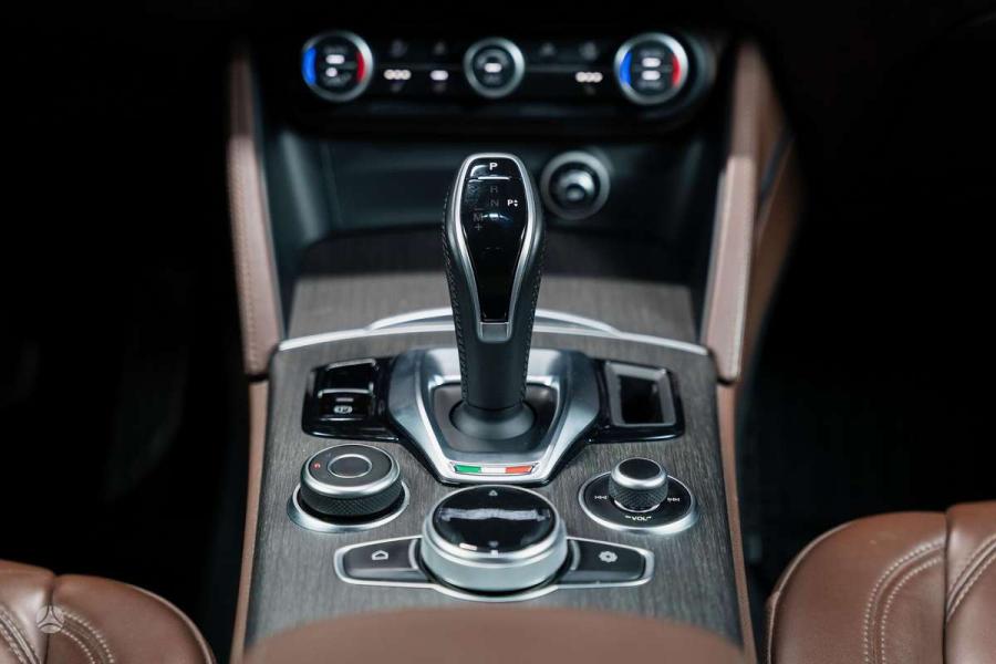 Green Alfa Romeo Stelvio 2021 in Vilnius, with an engine capacity of 2.00 L and mileage of 100 thousand km for 26999 €, photo 29 on AUTOMOTO.COM.LV