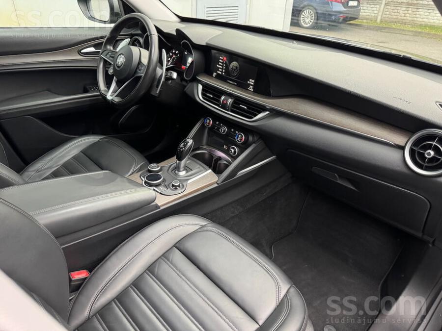Pelēks Alfa Romeo Stelvio 2017 Rīga, ar dzinēja tilpumu 2.00 L un nobraukumu 159 tūkst. km par 21300 €, foto 13 vietnē AUTOMOTO.COM.LV