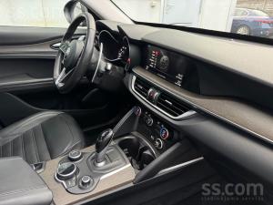 Pelēks Alfa Romeo Stelvio 2017 Rīga, ar dzinēja tilpumu 2.00 L un nobraukumu 159 tūkst. km par 21300 €, foto 19 vietnē AUTOMOTO.COM.LV