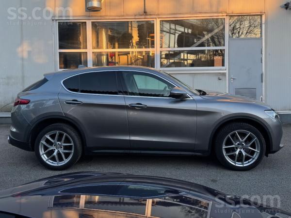 Grey Alfa Romeo Stelvio 2017 in Riga, with an engine capacity of 2.00 L and mileage of 151 thousand km for 22300 €, photo 4 on AUTOMOTO.COM.LV
