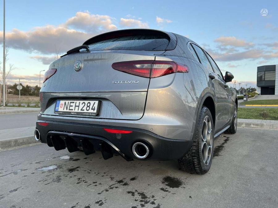 Pelēks Alfa Romeo Stelvio 2017 Viļņa, ar dzinēja tilpumu 2.00 L un nobraukumu 150 tūkst. km par 18500 €, foto 2 vietnē AUTOMOTO.COM.LV