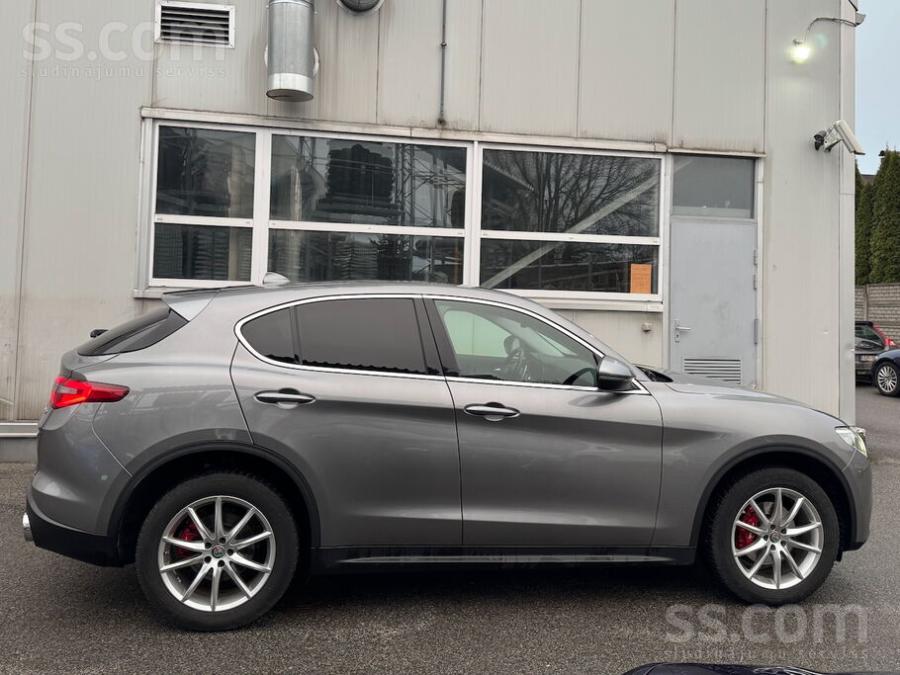 Grey Alfa Romeo Stelvio 2017 in Riga, with an engine capacity of 2.00 L and mileage of 159 thousand km for 19900 €, photo 5 on AUTOMOTO.COM.LV