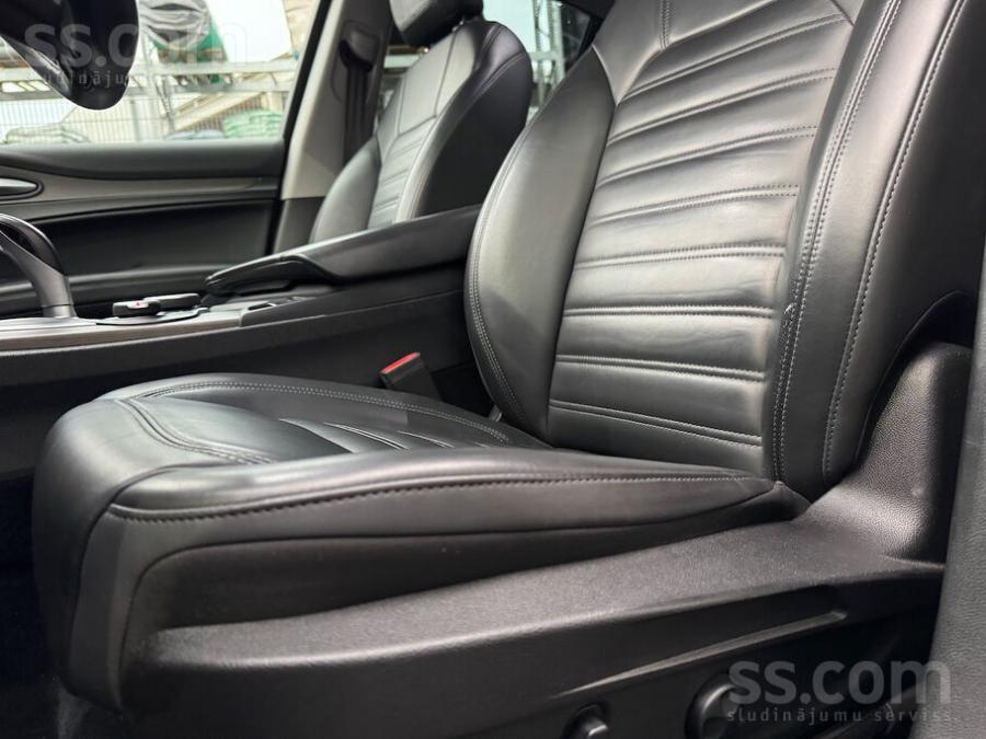 Grey Alfa Romeo Stelvio 2017 in Riga, with an engine capacity of 2.00 L and mileage of 159 thousand km for 19900 €, photo 12 on AUTOMOTO.COM.LV