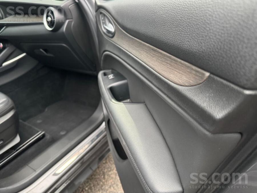 Grey Alfa Romeo Stelvio 2017 in Riga, with an engine capacity of 2.00 L and mileage of 159 thousand km for 19900 €, photo 16 on AUTOMOTO.COM.LV