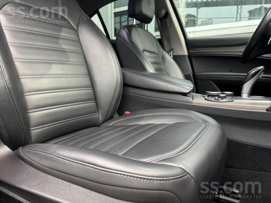 Grey Alfa Romeo Stelvio 2017 in Riga, with an engine capacity of 2.00 L and mileage of 159 thousand km for 19900 €, photo 17 on AUTOMOTO.COM.LV
