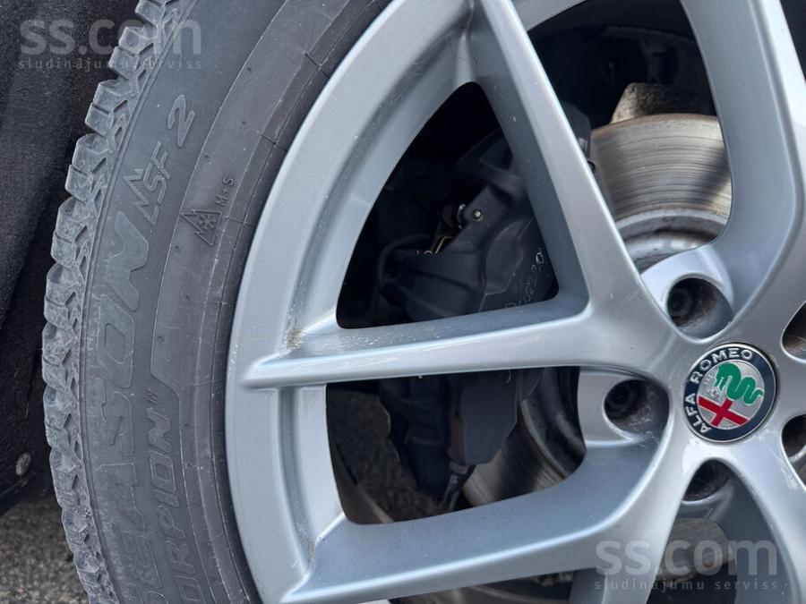 Grey Alfa Romeo Stelvio 2017 in Riga, with an engine capacity of 2.00 L and mileage of 151 thousand km for 19900 €, photo 9 on AUTOMOTO.COM.LV
