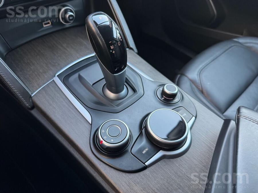 Grey Alfa Romeo Stelvio 2017 in Riga, with an engine capacity of 2.00 L and mileage of 151 thousand km for 19900 €, photo 26 on AUTOMOTO.COM.LV