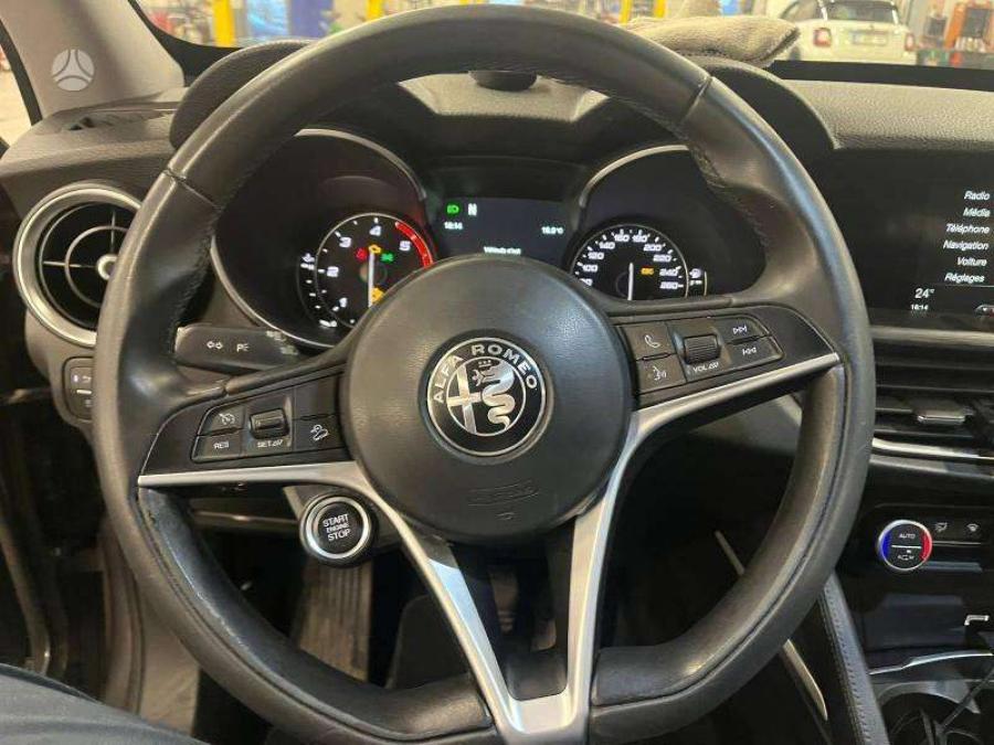 Grey Alfa Romeo Stelvio 2018 in Siauliai, with an engine capacity of 2.14 L and mileage of 190 thousand km for 8990 €, photo 9 on AUTOMOTO.COM.LV