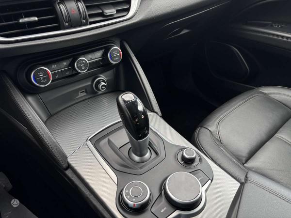 Pelēks Alfa Romeo Stelvio 2018 Viļņa, ar dzinēja tilpumu 2.00 L un nobraukumu 78 tūkst. km par 20500 €, foto 8 vietnē AUTOMOTO.COM.LV