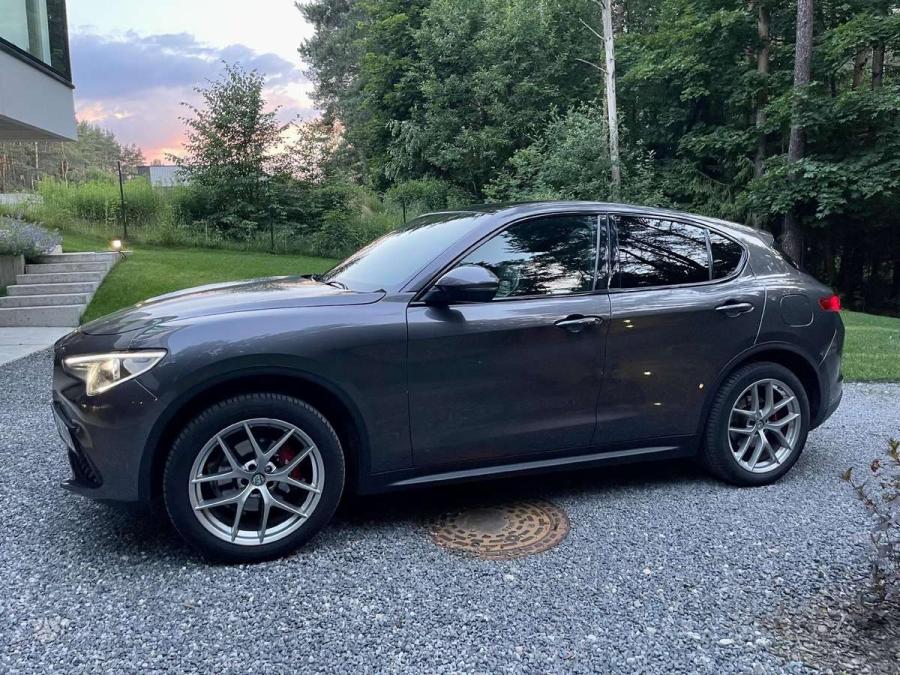 Grey Alfa Romeo Stelvio 2019 in Vilnius, with an engine capacity of 2.00 L and mileage of 200 thousand km for 16499 €, photo 2 on AUTOMOTO.COM.LV