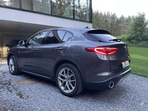 Grey Alfa Romeo Stelvio 2019 in Vilnius, with an engine capacity of 2.00 L and mileage of 200 thousand km for 16499 €, photo 3 on AUTOMOTO.COM.LV