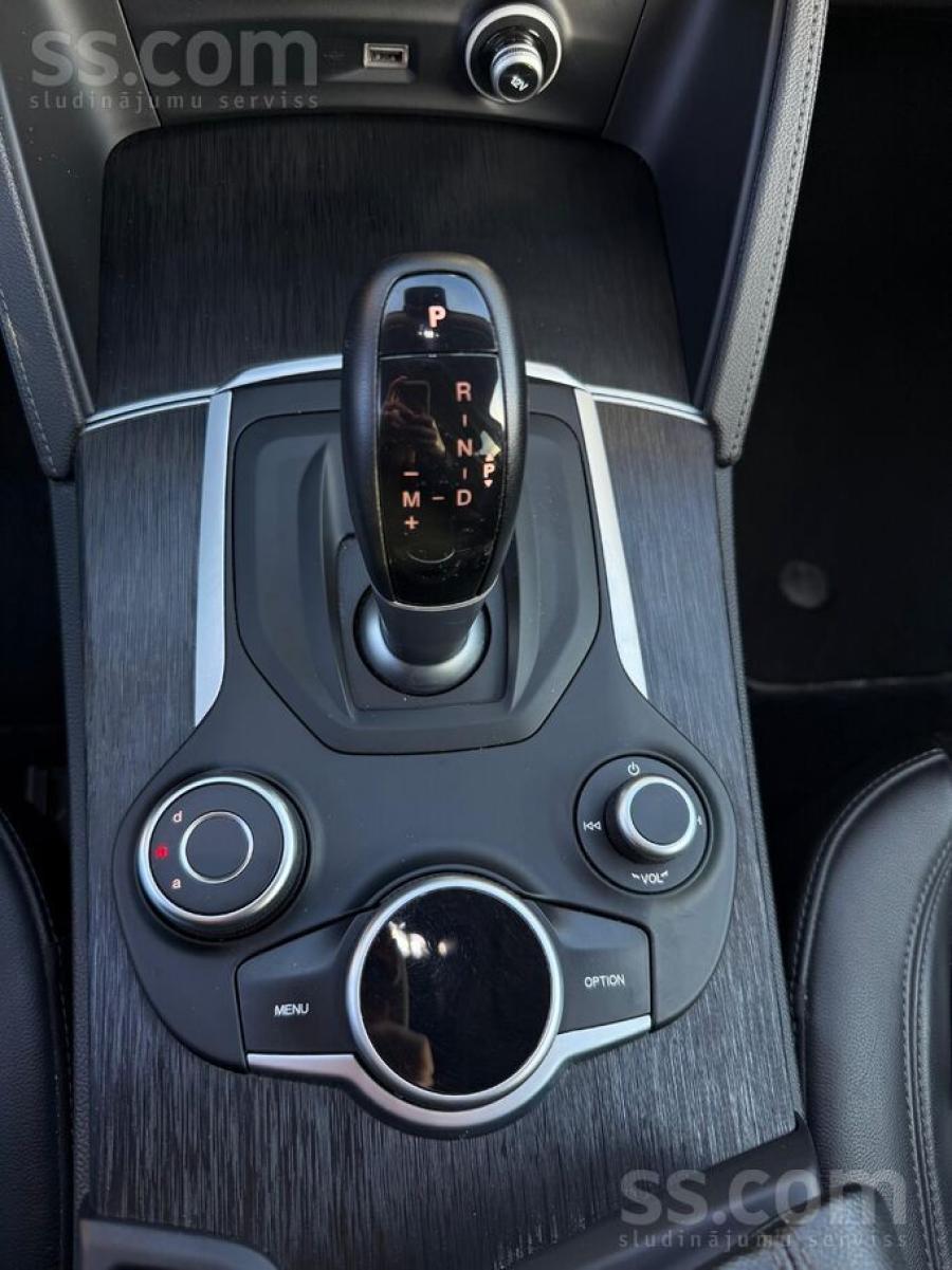 Grey Alfa Romeo Stelvio 2019 in Riga, with an engine capacity of 2.00 L and mileage of 143 thousand km for 21500 €, photo 8 on AUTOMOTO.COM.LV