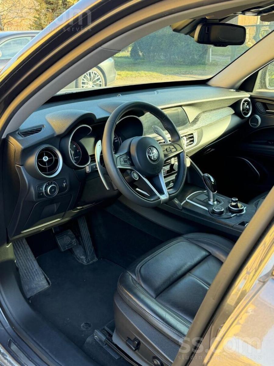 Grey Alfa Romeo Stelvio 2019 in Riga, with an engine capacity of 2.00 L and mileage of 143 thousand km for 21500 €, photo 14 on AUTOMOTO.COM.LV