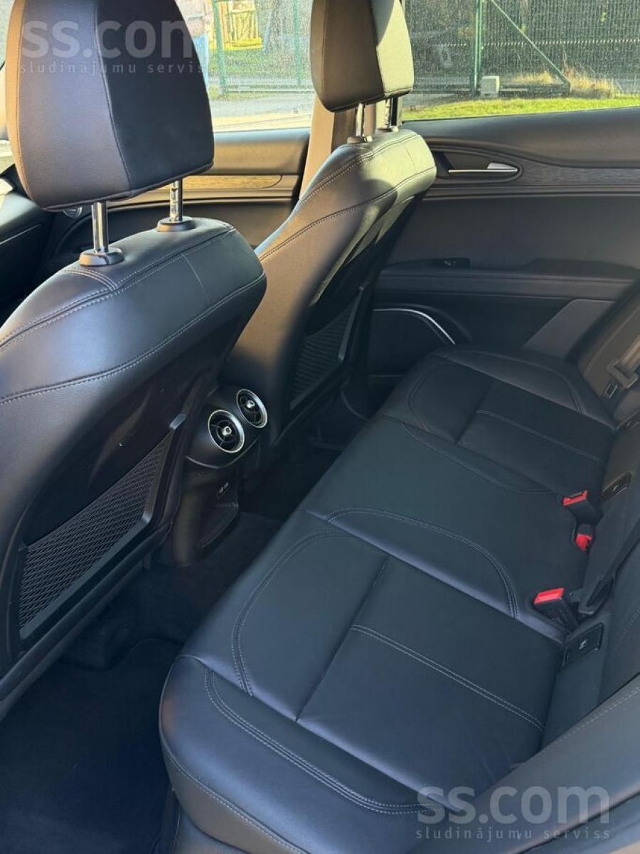 Grey Alfa Romeo Stelvio 2019 in Riga, with an engine capacity of 2.00 L and mileage of 143 thousand km for 21500 €, photo 19 on AUTOMOTO.COM.LV