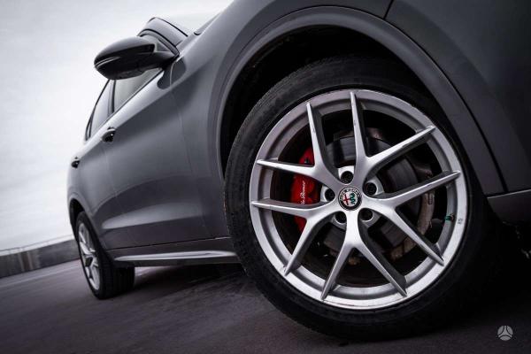 Grey Alfa Romeo Stelvio 2020 in Vilnius, with an engine capacity of 2.00 L and mileage of 46 thousand km for 22800 €, photo 8 on AUTOMOTO.COM.LV