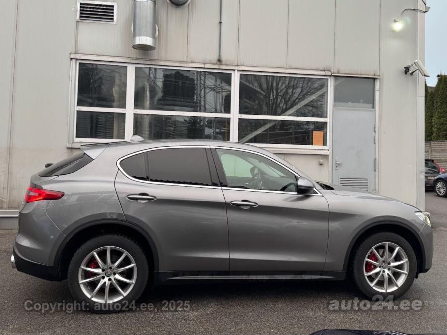 Grey Alfa Romeo Stelvio 2017 in Riga, with an engine capacity of 2.00 L and mileage of 159 thousand km for 21300 €, photo 4 on AUTOMOTO.COM.LV