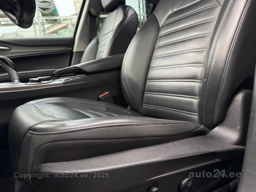 Grey Alfa Romeo Stelvio 2017 in Riga, with an engine capacity of 2.00 L and mileage of 159 thousand km for 21300 €, photo 11 on AUTOMOTO.COM.LV