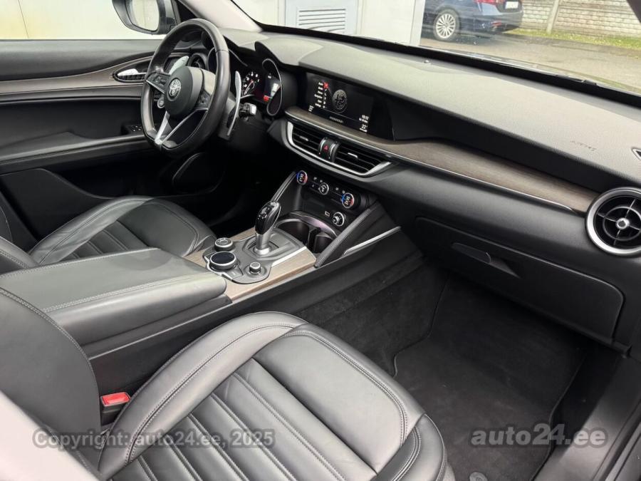 Grey Alfa Romeo Stelvio 2017 in Riga, with an engine capacity of 2.00 L and mileage of 159 thousand km for 21300 €, photo 13 on AUTOMOTO.COM.LV